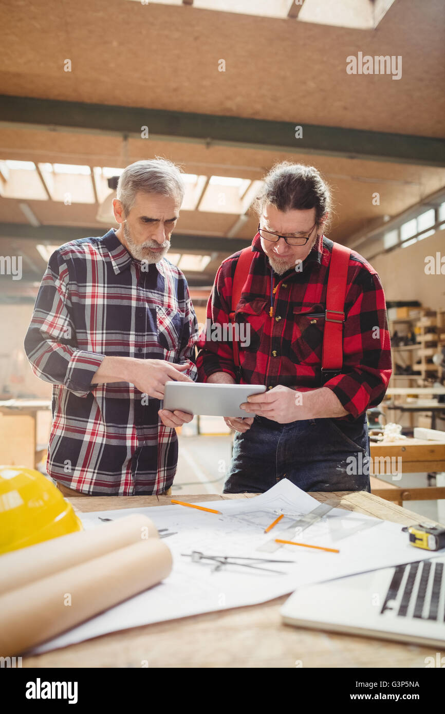 Mature craftsman using tablet hi-res stock photography and images - Alamy