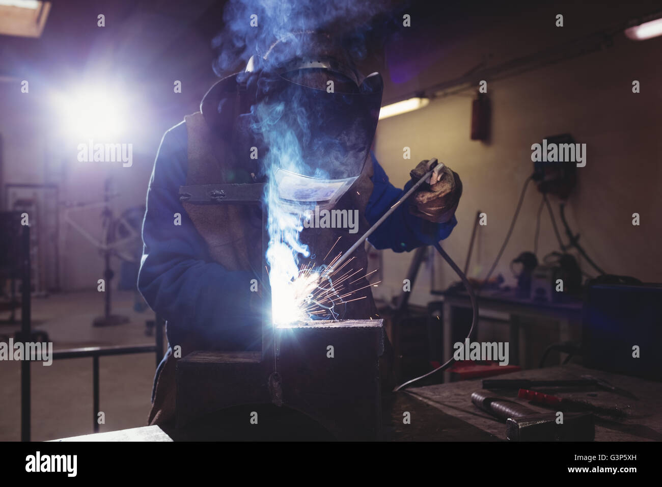 Welder cutting metal Stock Photo - Alamy