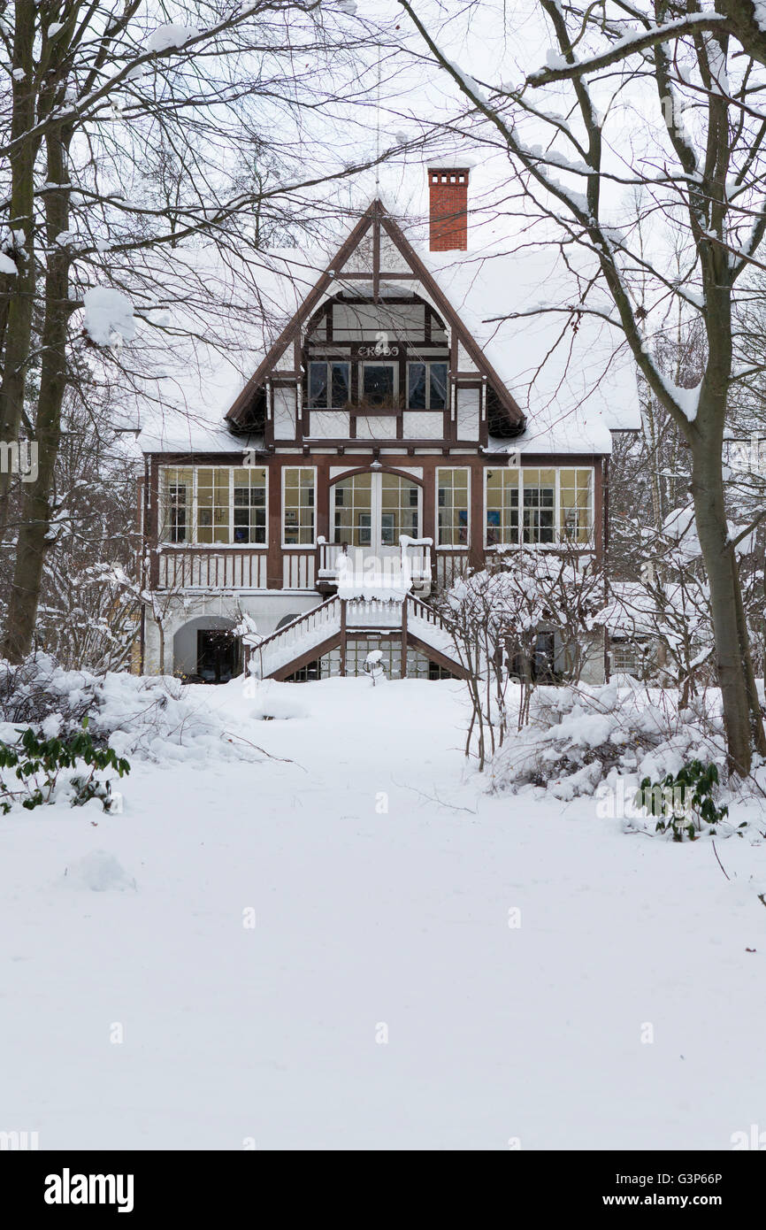 House covered with snow hi-res stock photography and images - Alamy