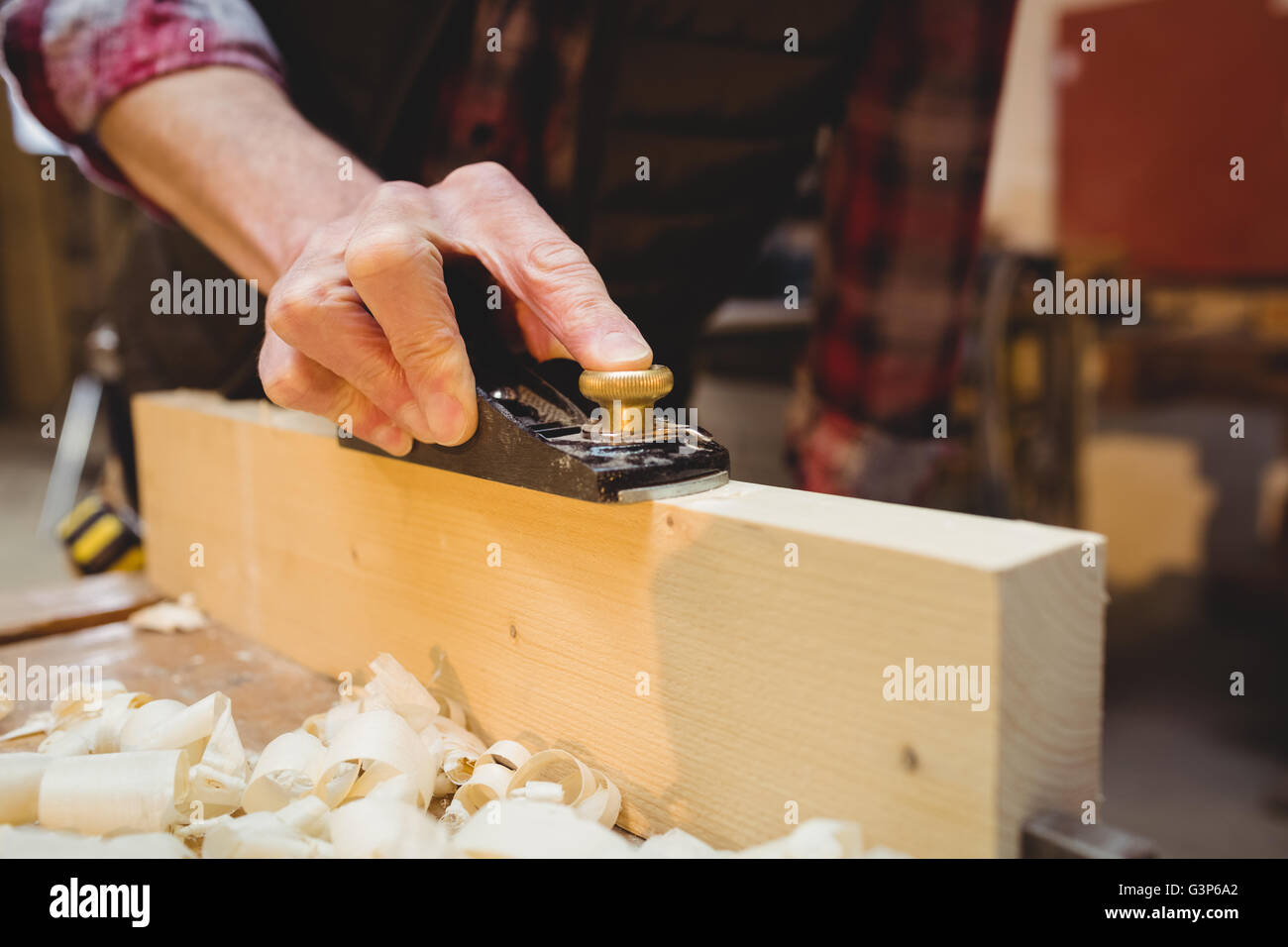Close-up of carpenter using a sander on a wood plank Stock Photo - Alamy