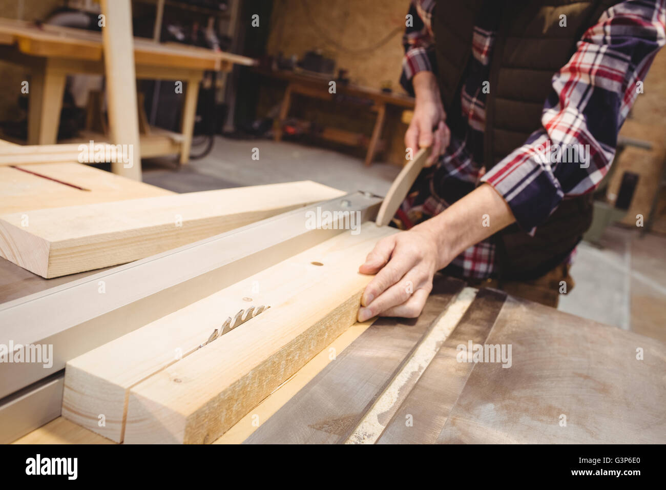Worker cutting wood hi-res stock photography and images - Alamy