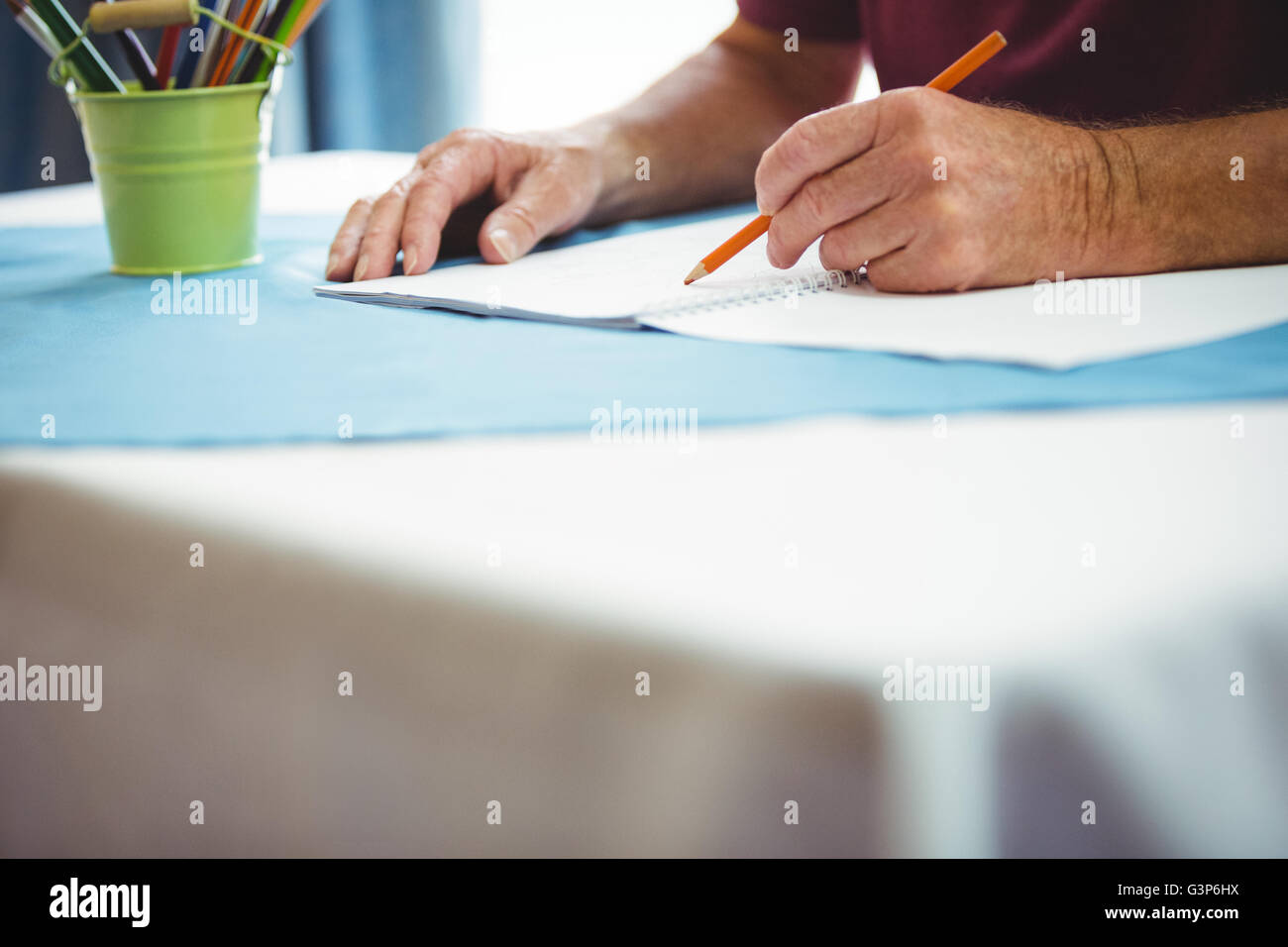 Hands with pen and paper hi-res stock photography and images - Alamy