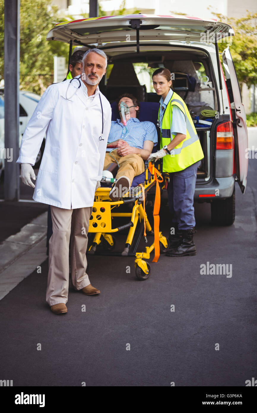 Doctor and ambulance hi-res stock photography and images - Alamy