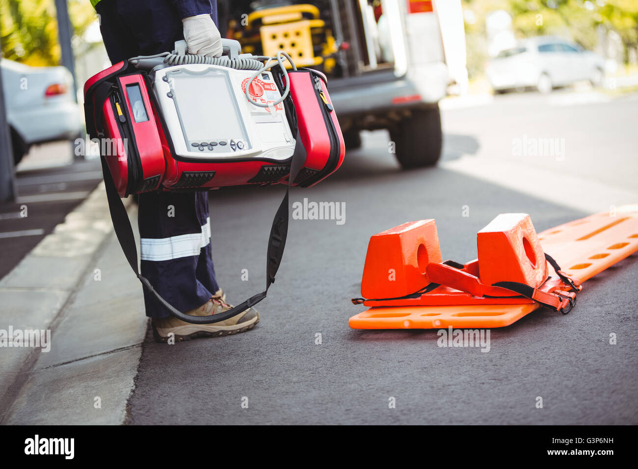 Ambulance man holding a defibrillator Stock Photo - Alamy