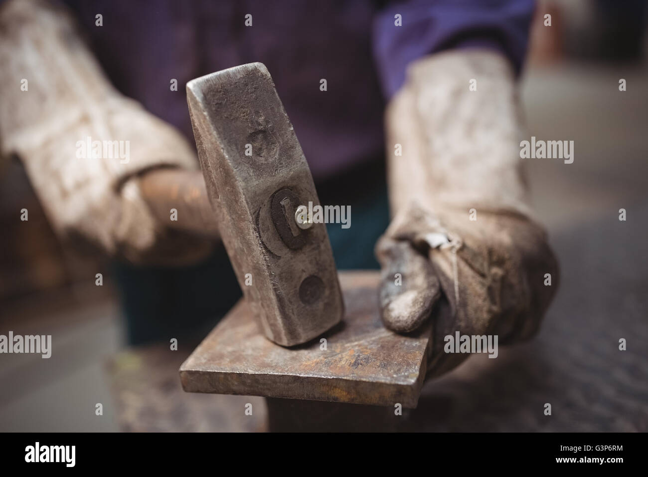 Man working with metal hi-res stock photography and images - Alamy