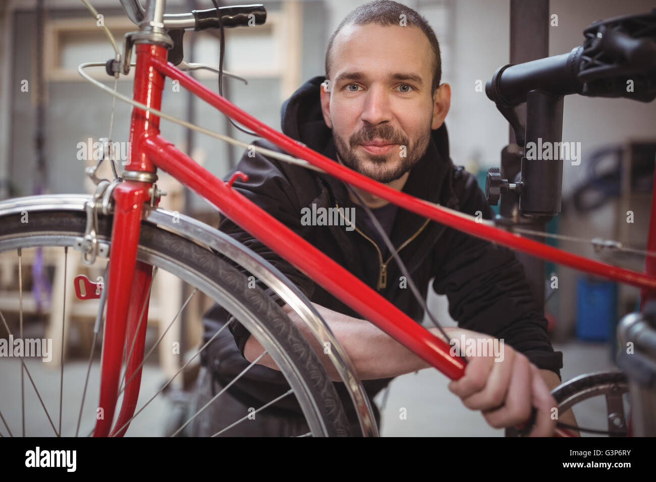 Smiling mechanic hi-res stock photography and images - Alamy