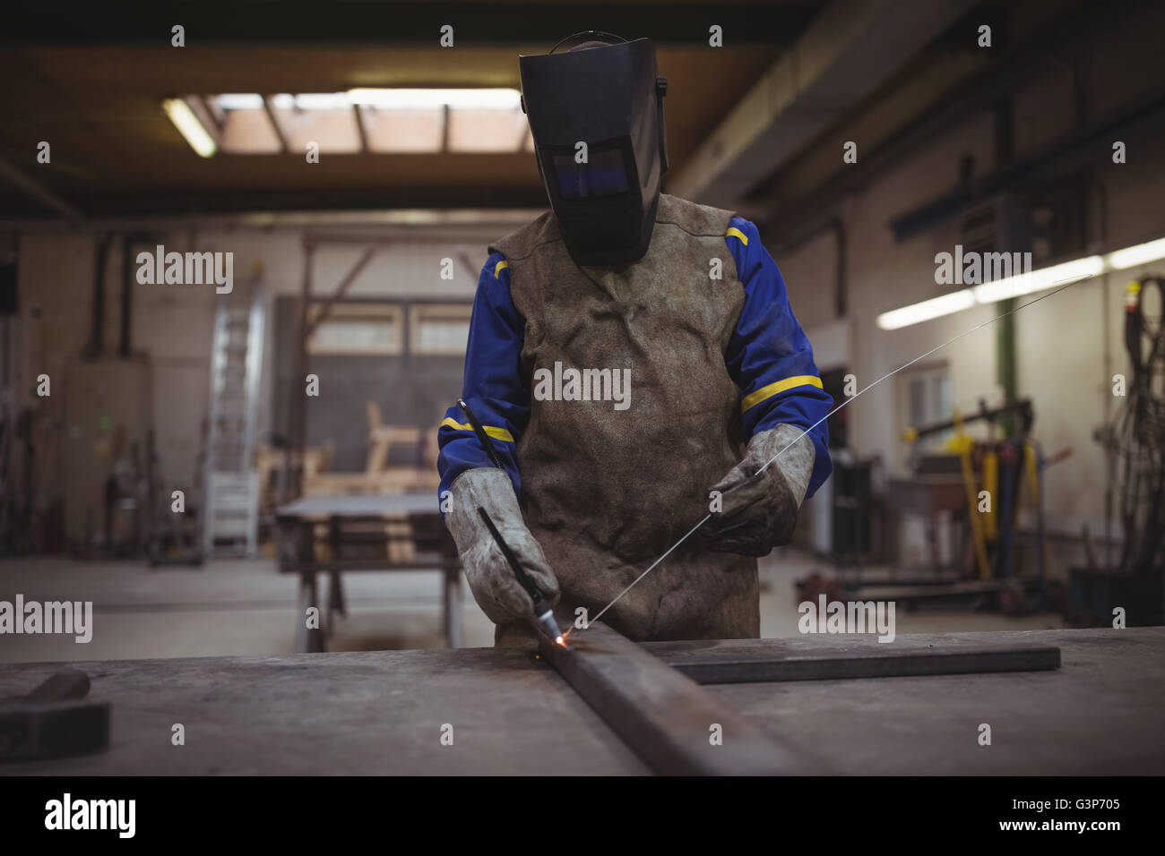 Man wearing welding helmet welding hi-res stock photography and images ...