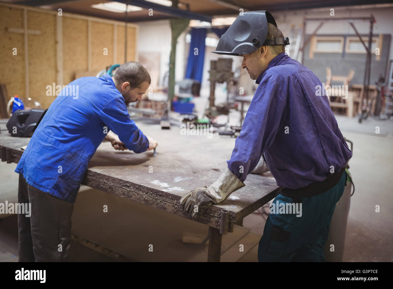 Tradesmen hi-res stock photography and images - Alamy