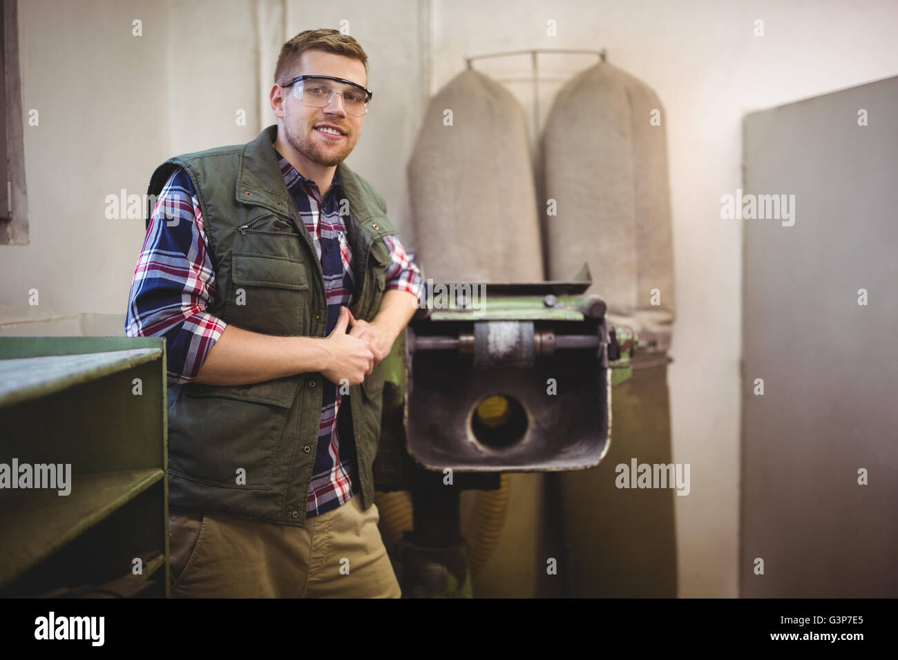 Portrait of cobbler in his workshop Stock Photo - Alamy