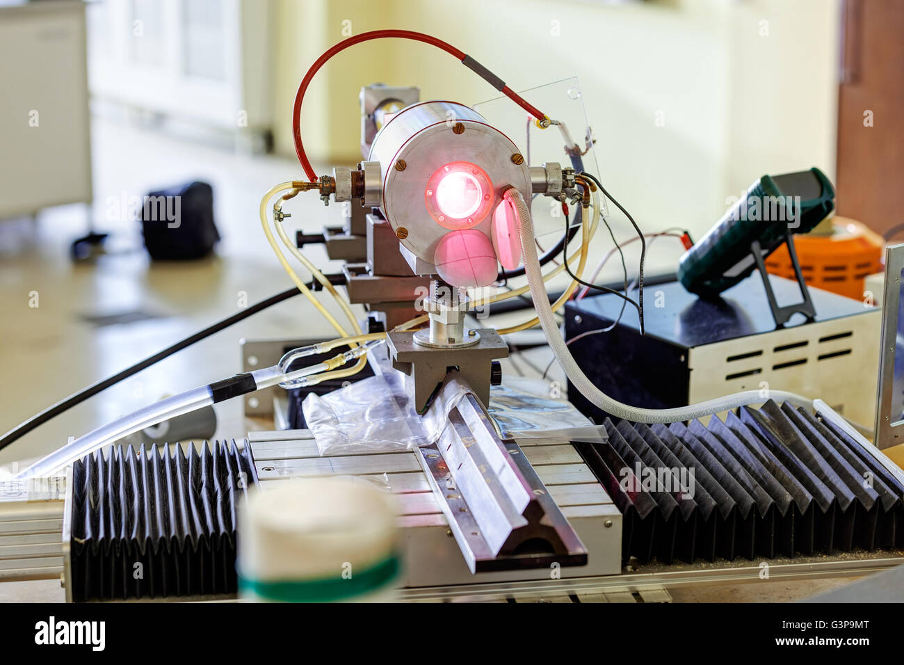 Red laser beam prism hi-res stock photography and images - Alamy