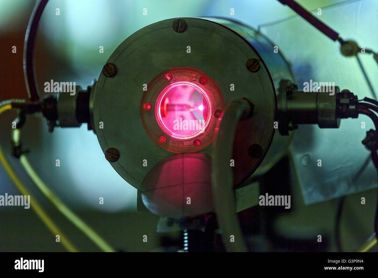 Red laser beam prism hi-res stock photography and images - Alamy