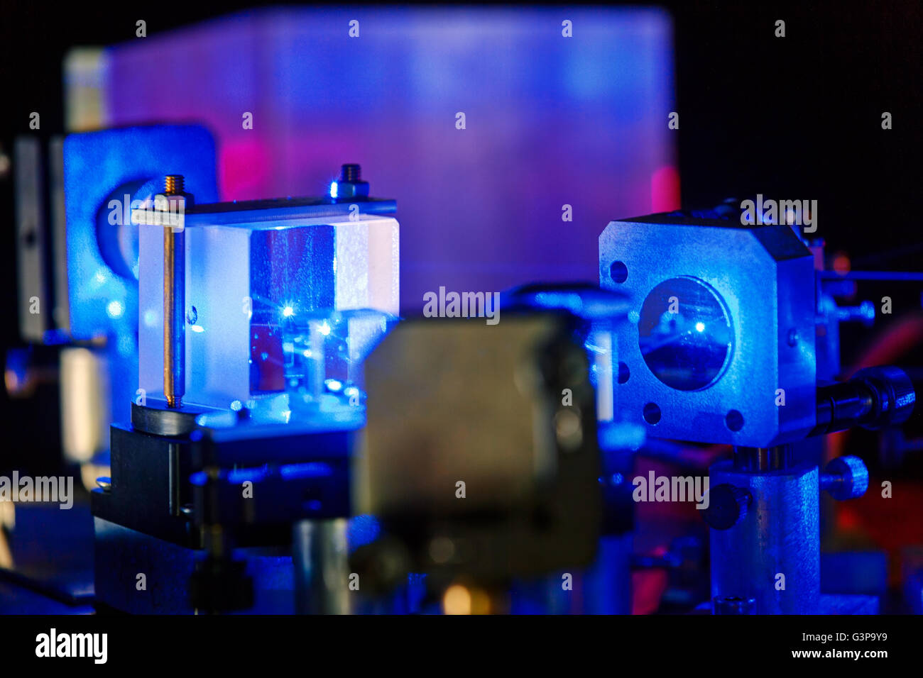 Quantum optics hi-res stock photography and images - Alamy