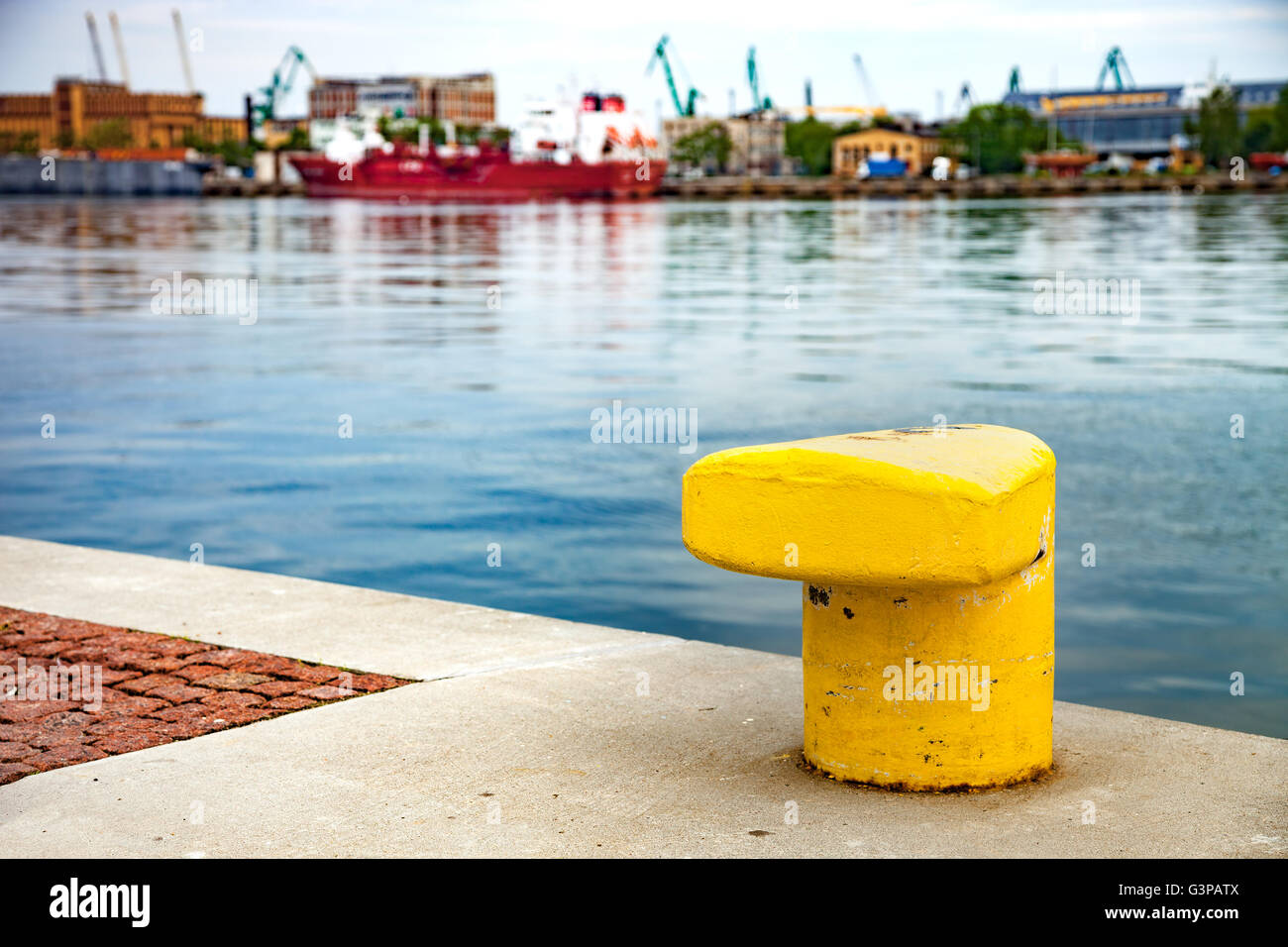 Iron mooring bollard hi-res stock photography and images - Alamy