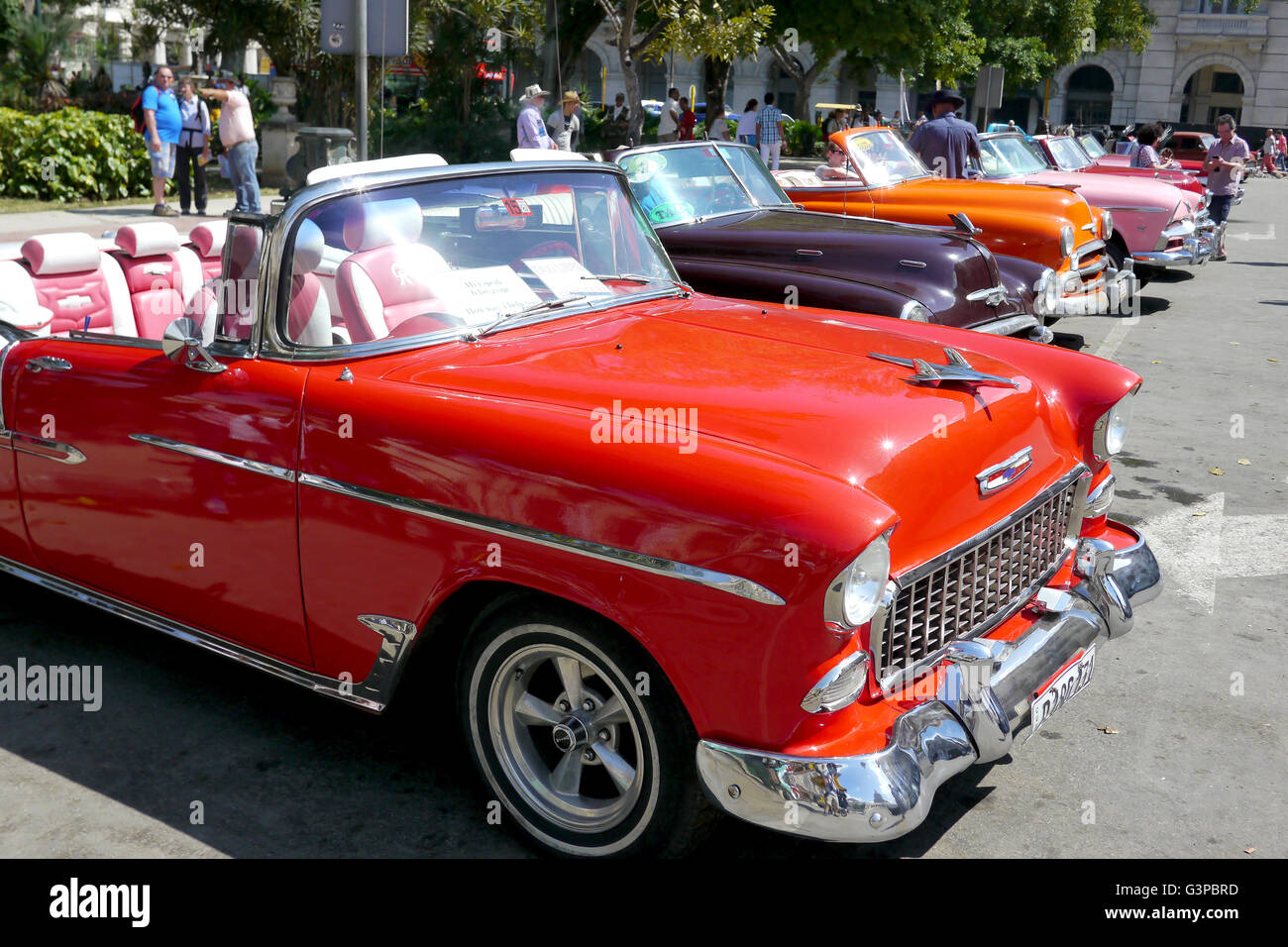 row of classic american cars in havana, cuba Stock Photo - Alamy