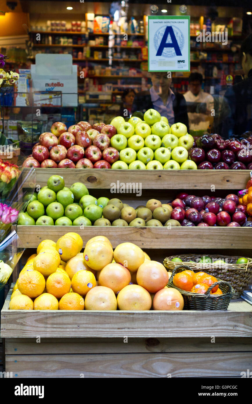 City grocery store hi-res stock photography and images - Alamy