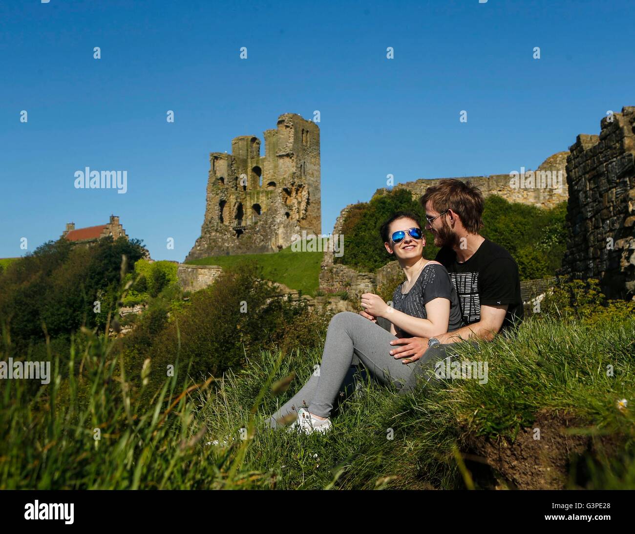 Adriana krolak adam enjoy the sun at scarborough castle hi-res stock ...