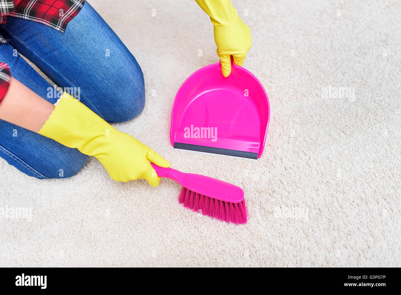 Close up female hands cleaning hi-res stock photography and images - Alamy