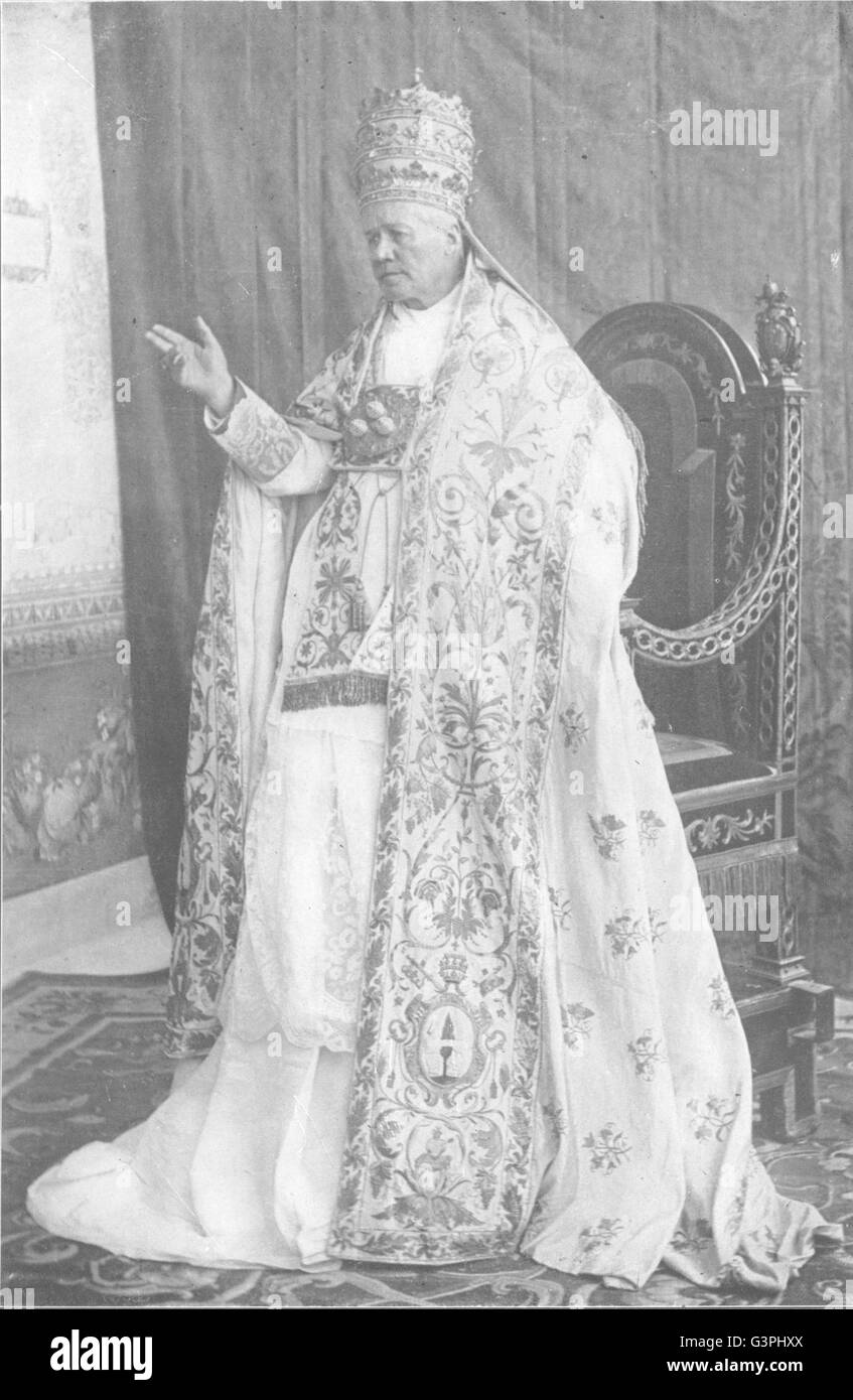 Clergy robes Black and White Stock Photos & Images - Alamy