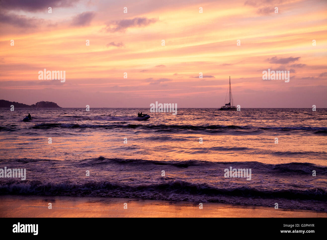 Sailboat waves hi-res stock photography and images - Alamy