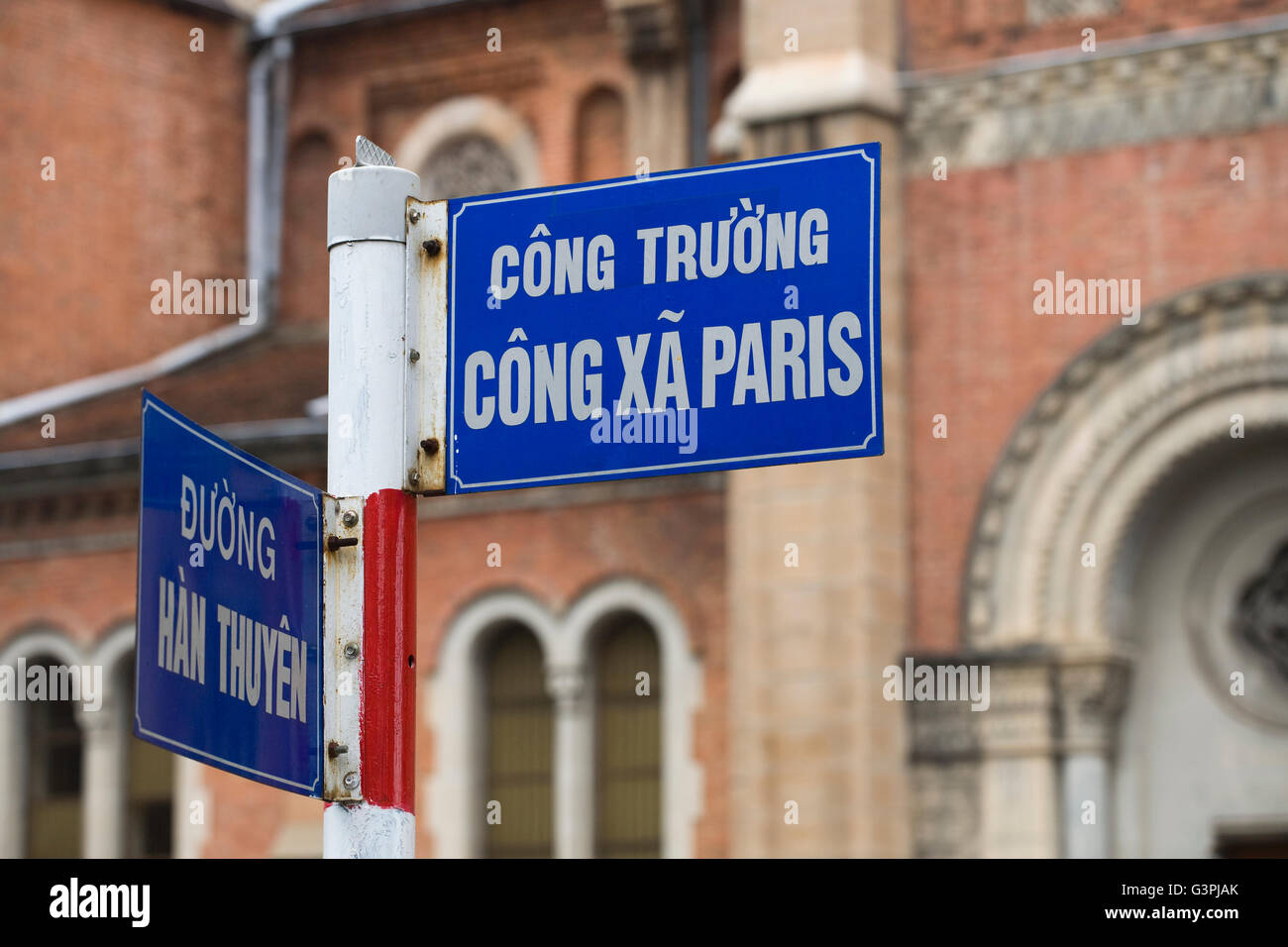 Vietnam bilingual sign hi-res stock photography and images - Alamy