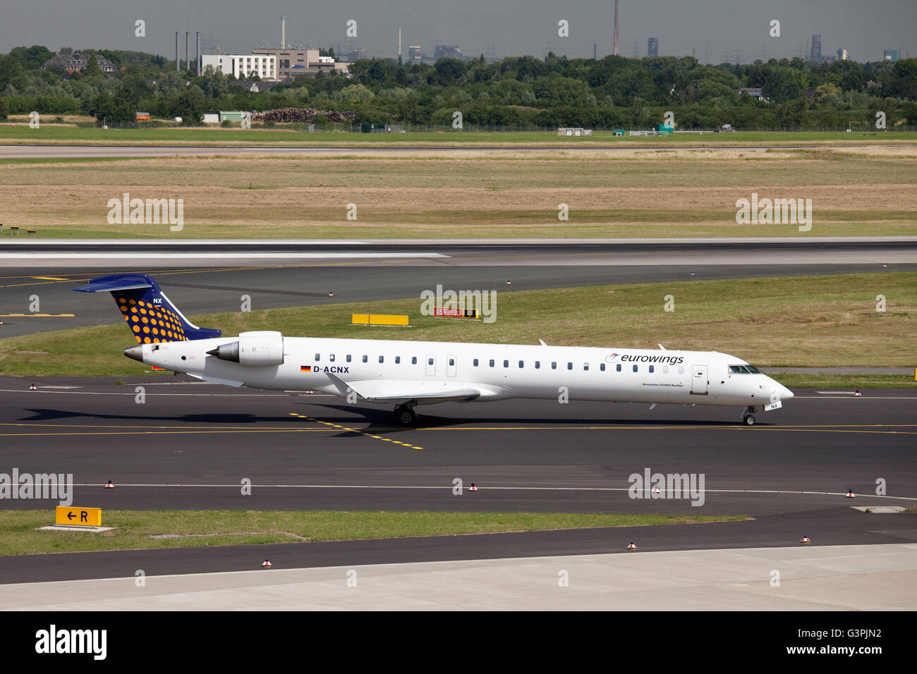Bombardier crj900 nextgen hi-res stock photography and images - Alamy