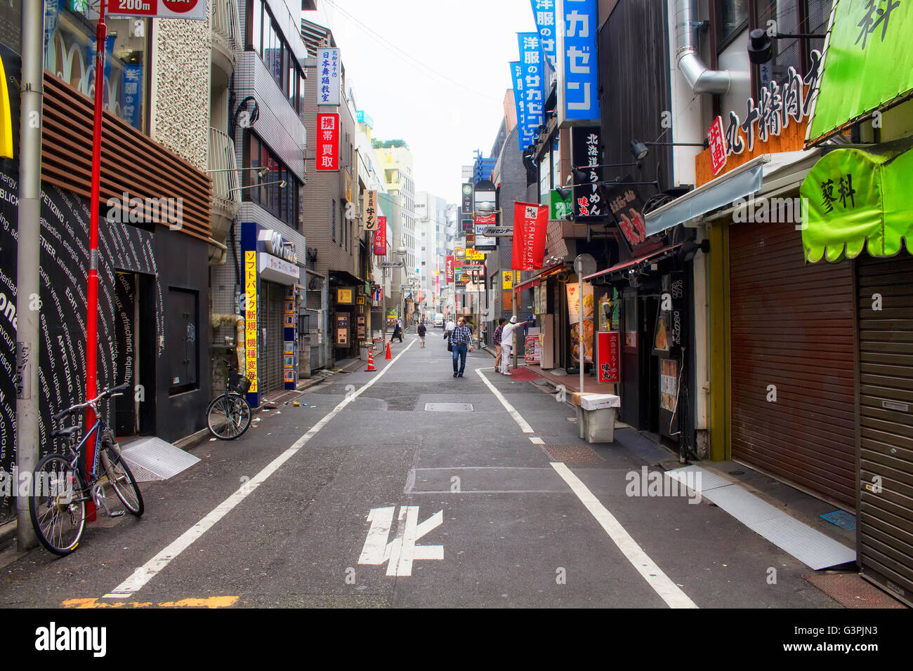 Tokyo back alley hi-res stock photography and images - Alamy
