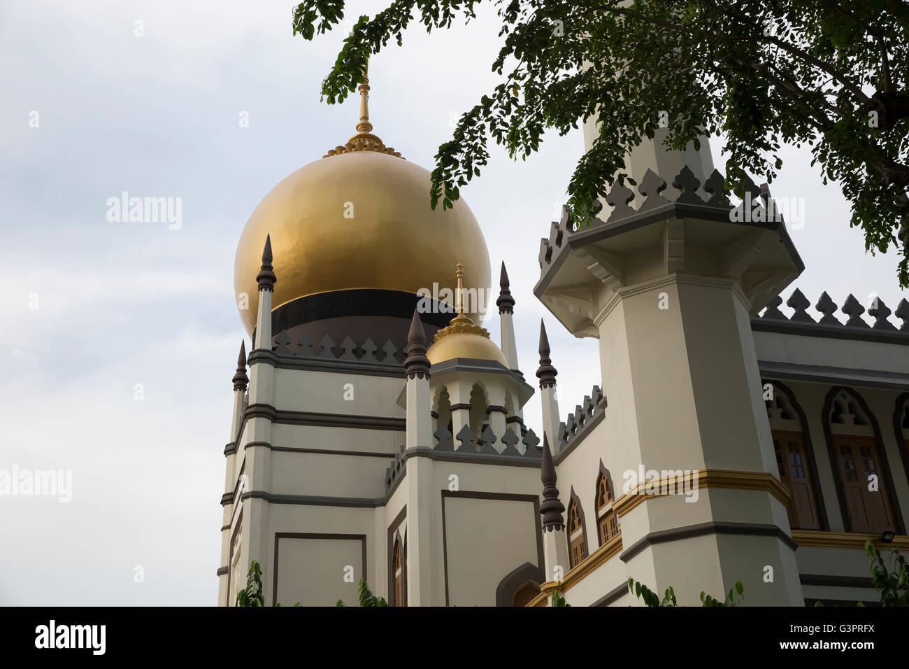 Islam temple in Singapore with a gold dome roof Stock Photo - Alamy
