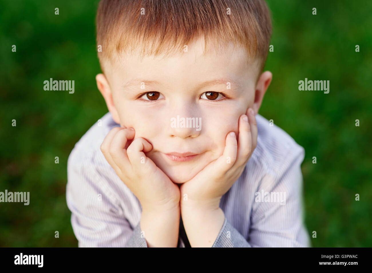 Child sits on grass hi-res stock photography and images - Alamy