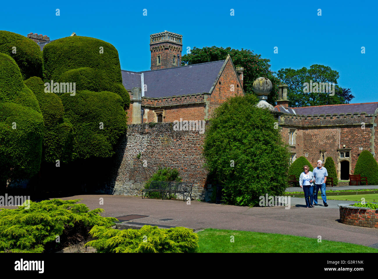 Topiary at Ayscoughfee Hall, Spalding, Lincolnshire, England UK Stock ...
