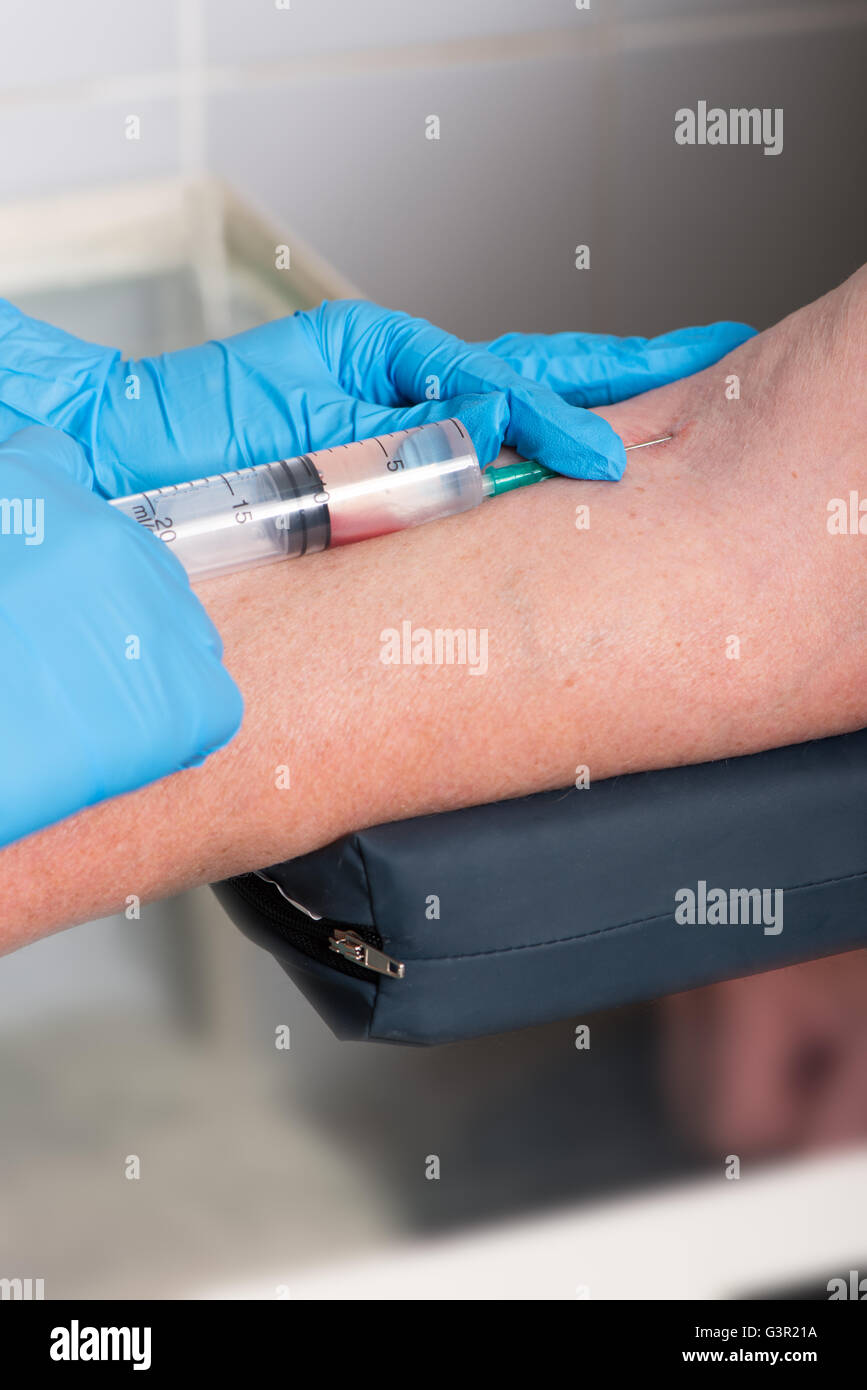African nurse injection hi-res stock photography and images - Alamy