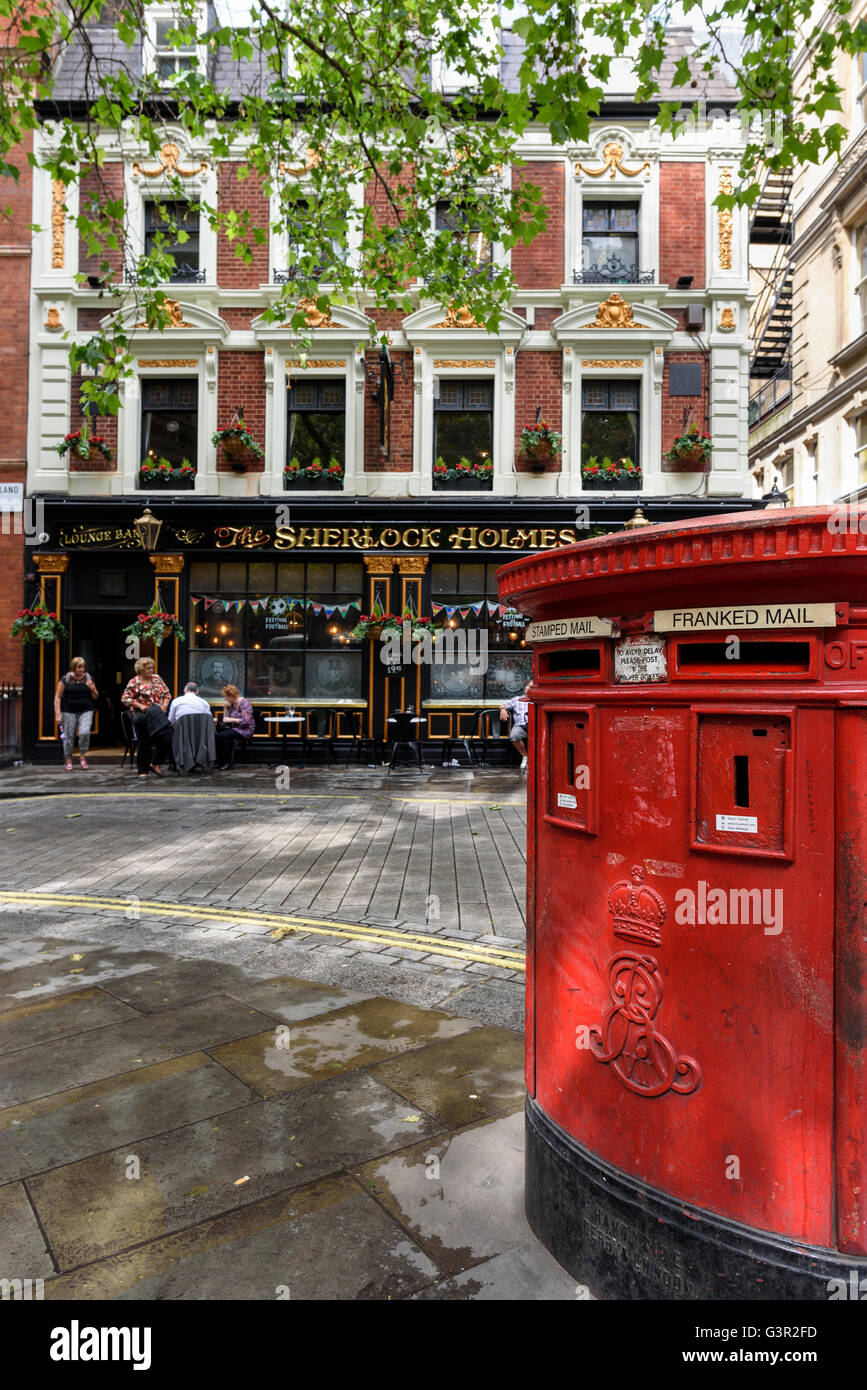 Red post box uk london hi-res stock photography and images - Alamy