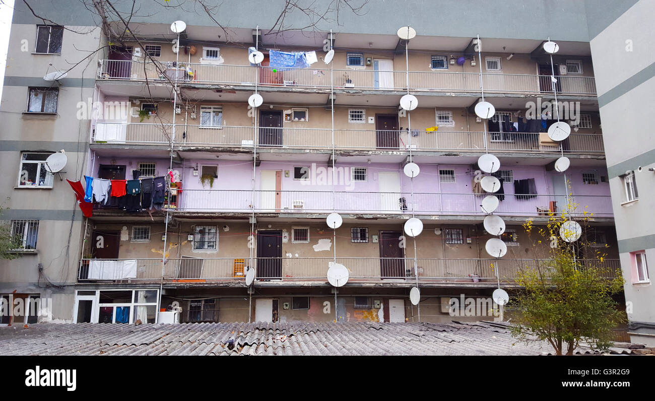 Middle class apartment building hi-res stock photography and images - Alamy