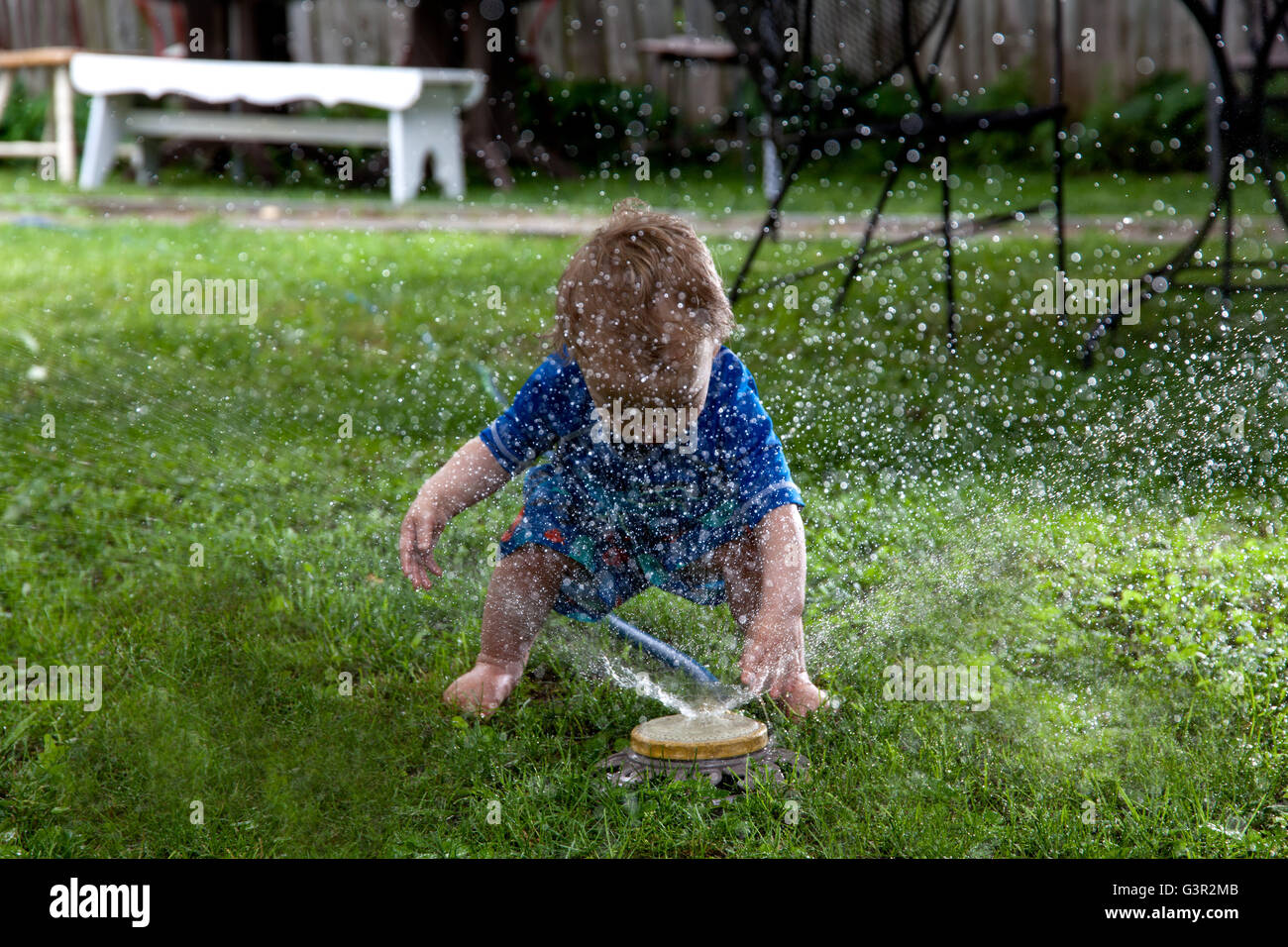Kids playing sprinkler hi-res stock photography and images - Alamy