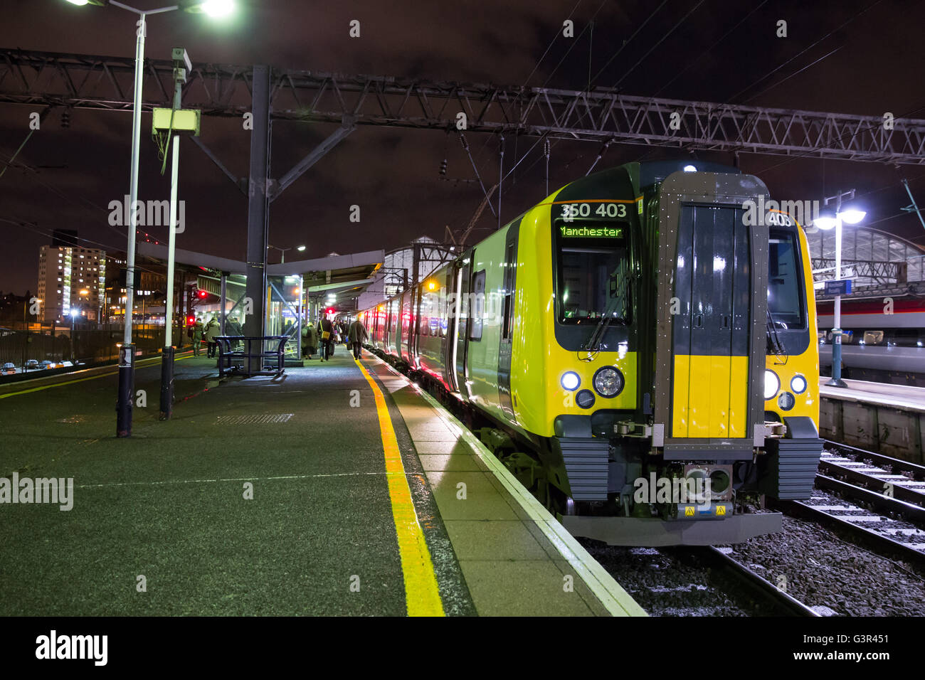Manchester piccadilly platform 13 hi-res stock photography and images ...