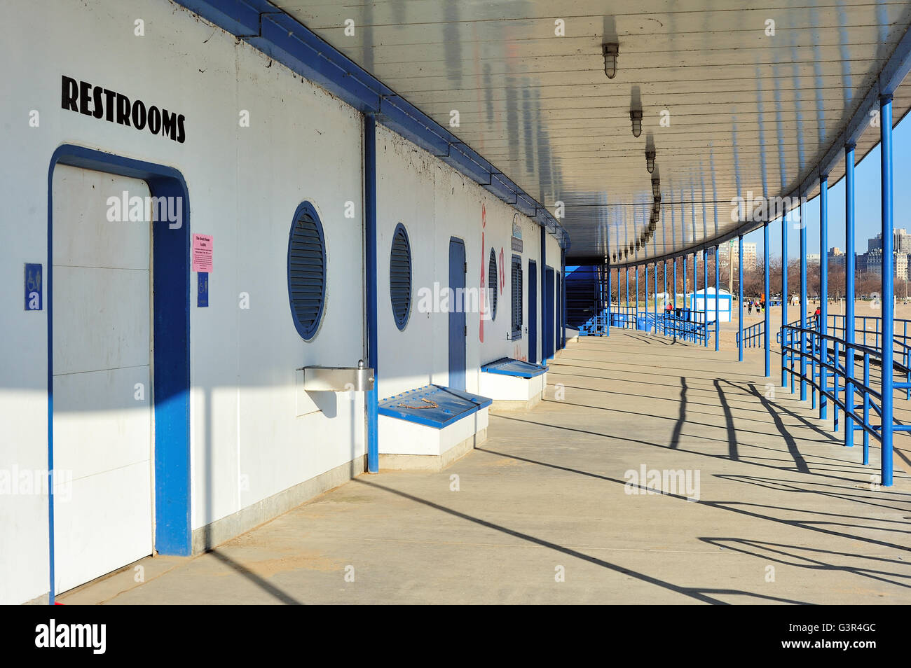 The landmark, boat-shaped boathouse at Chicago's North Avenue Beach ...