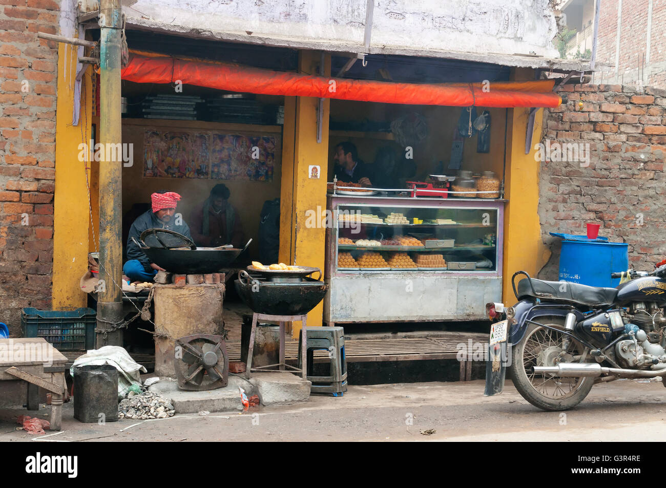 Small shop selling indian snack hi-res stock photography and images - Alamy