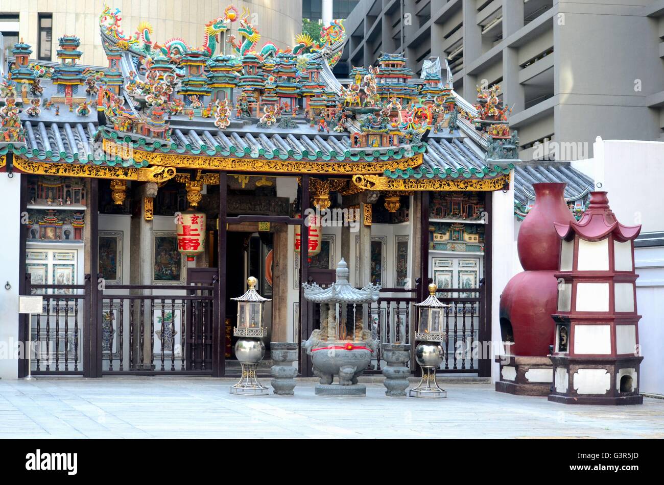 Yueh Hai Ching Teochew Chinese Taoist temple Phillip Street Singapore Stock Photo - Alamy