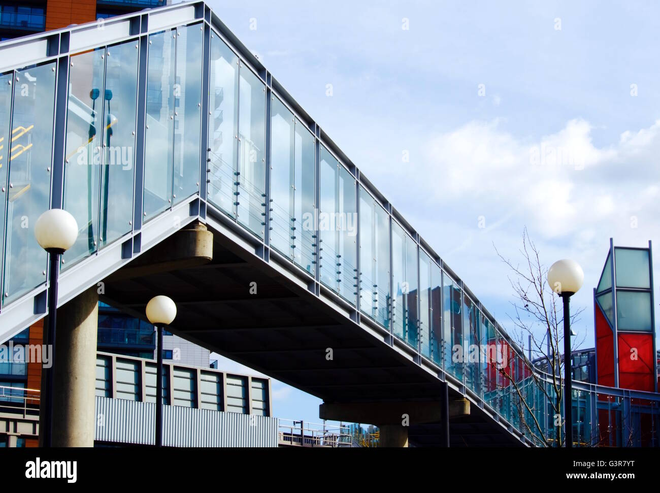 Overpass bridge walkway footbridge hi-res stock photography and images ...