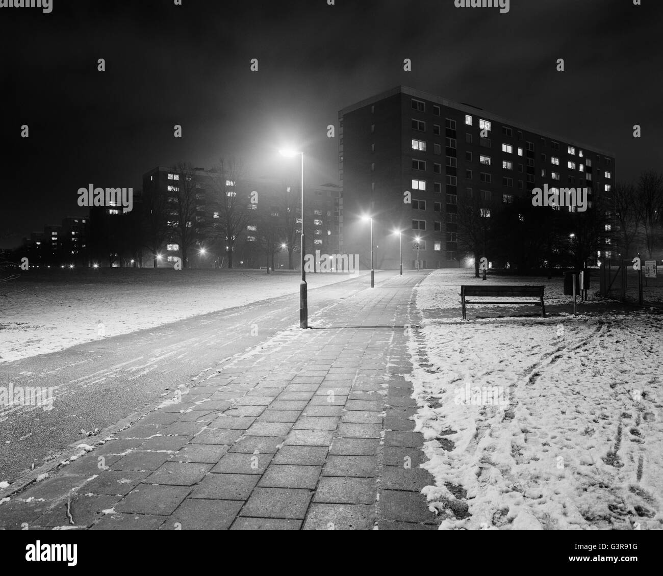 Snowy street at night hi-res stock photography and images - Alamy