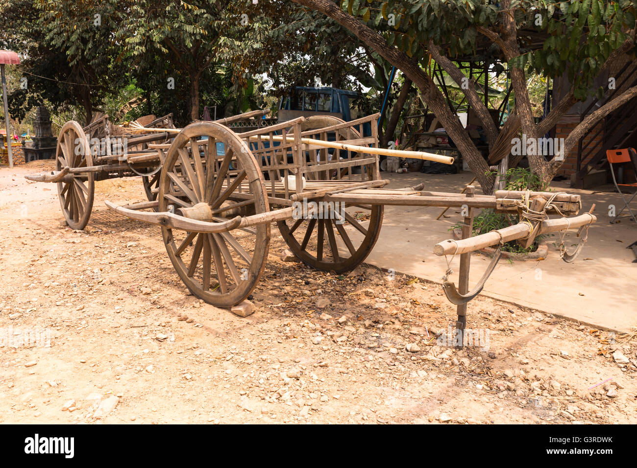 Traditional antique horse drawn wooden cart Stock Photo - Alamy