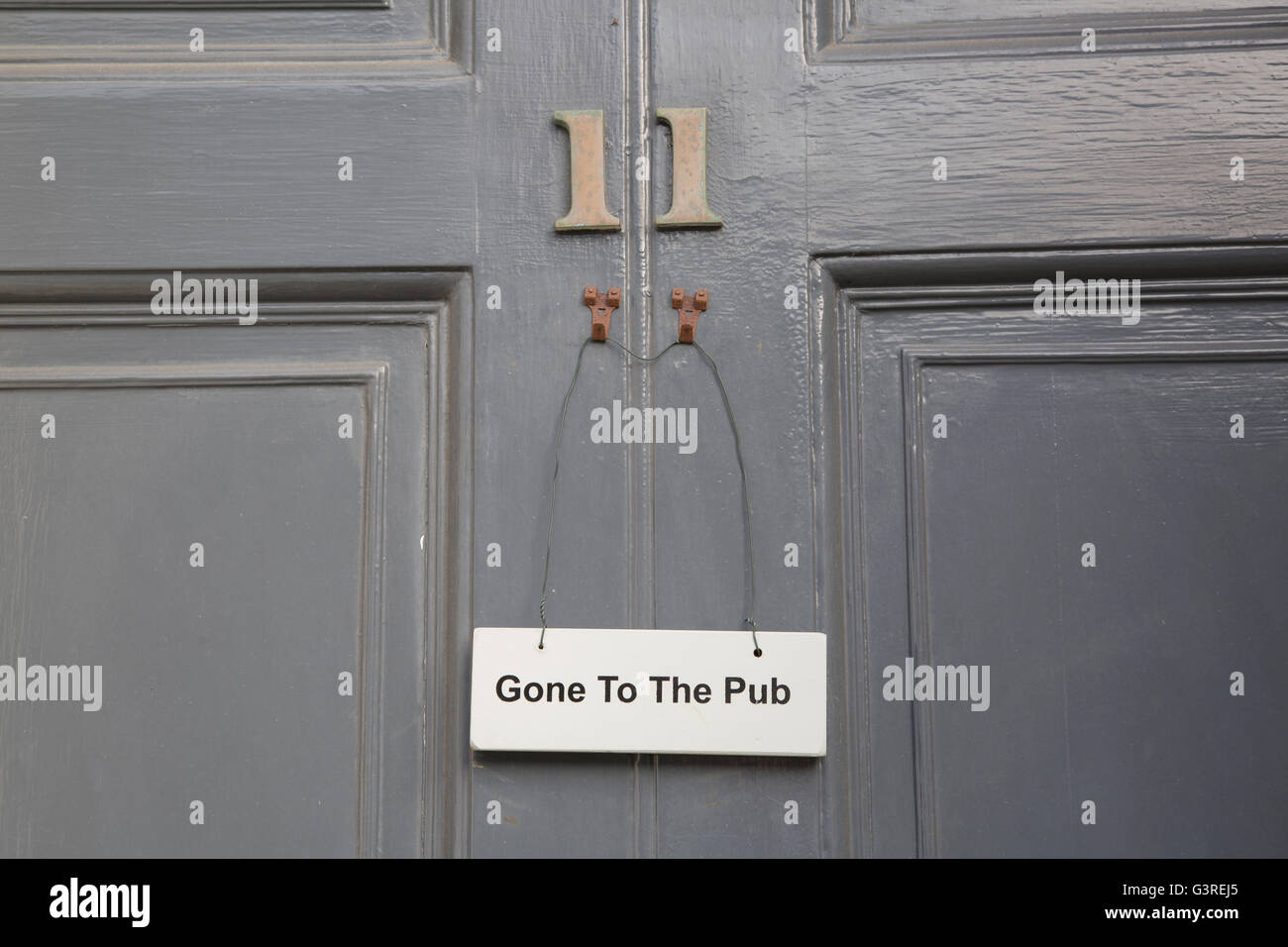 Pub front door hi-res stock photography and images - Alamy