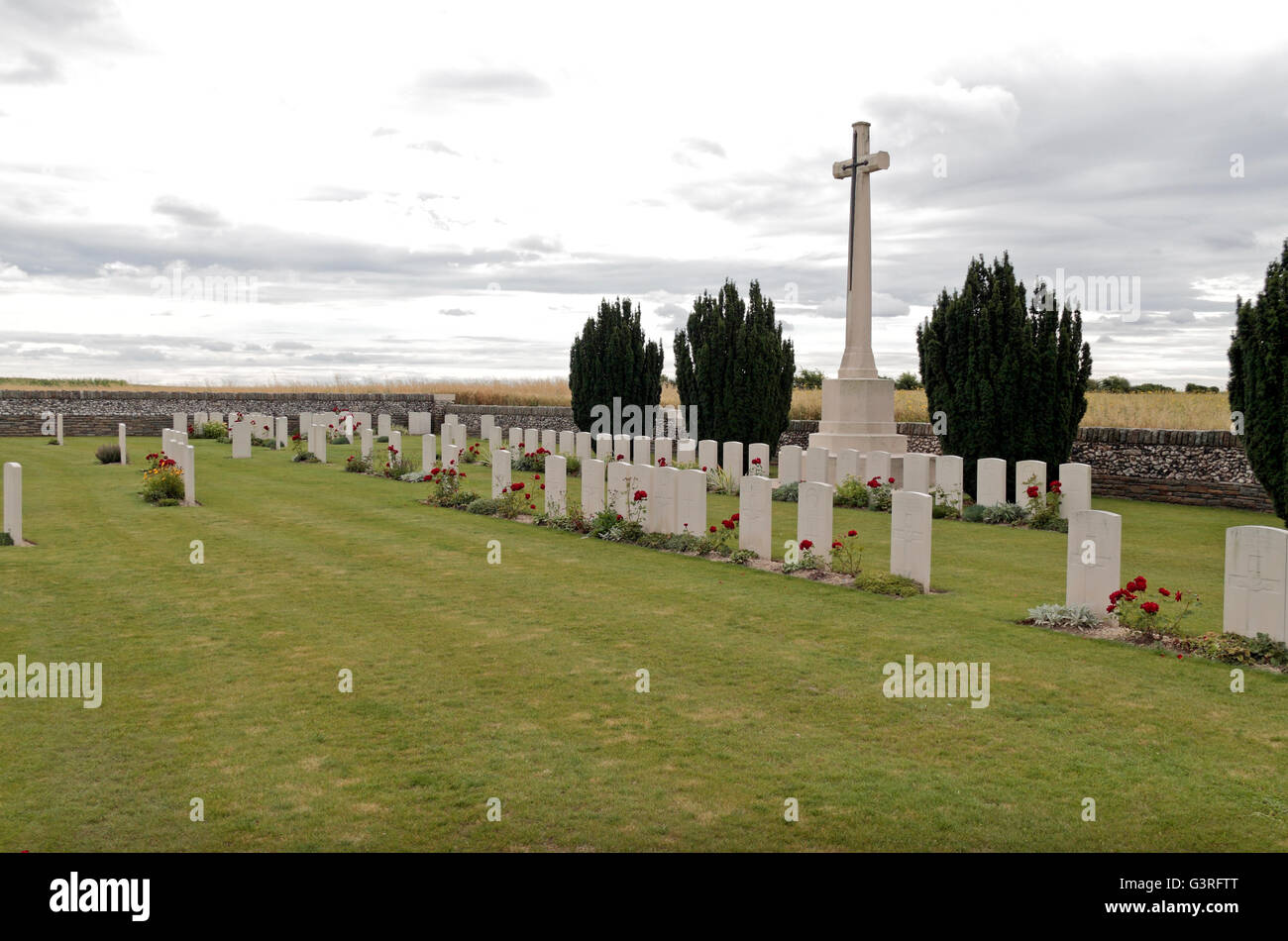 The Cross of Sacrifice & headstones in the CWGC Bois-Carre Military ...