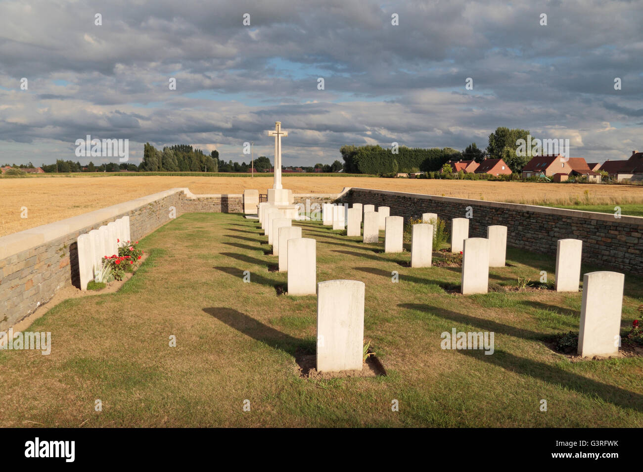 Cross of Sacrifice and headstones in the CWGC Neuve Chapelle Farm ...