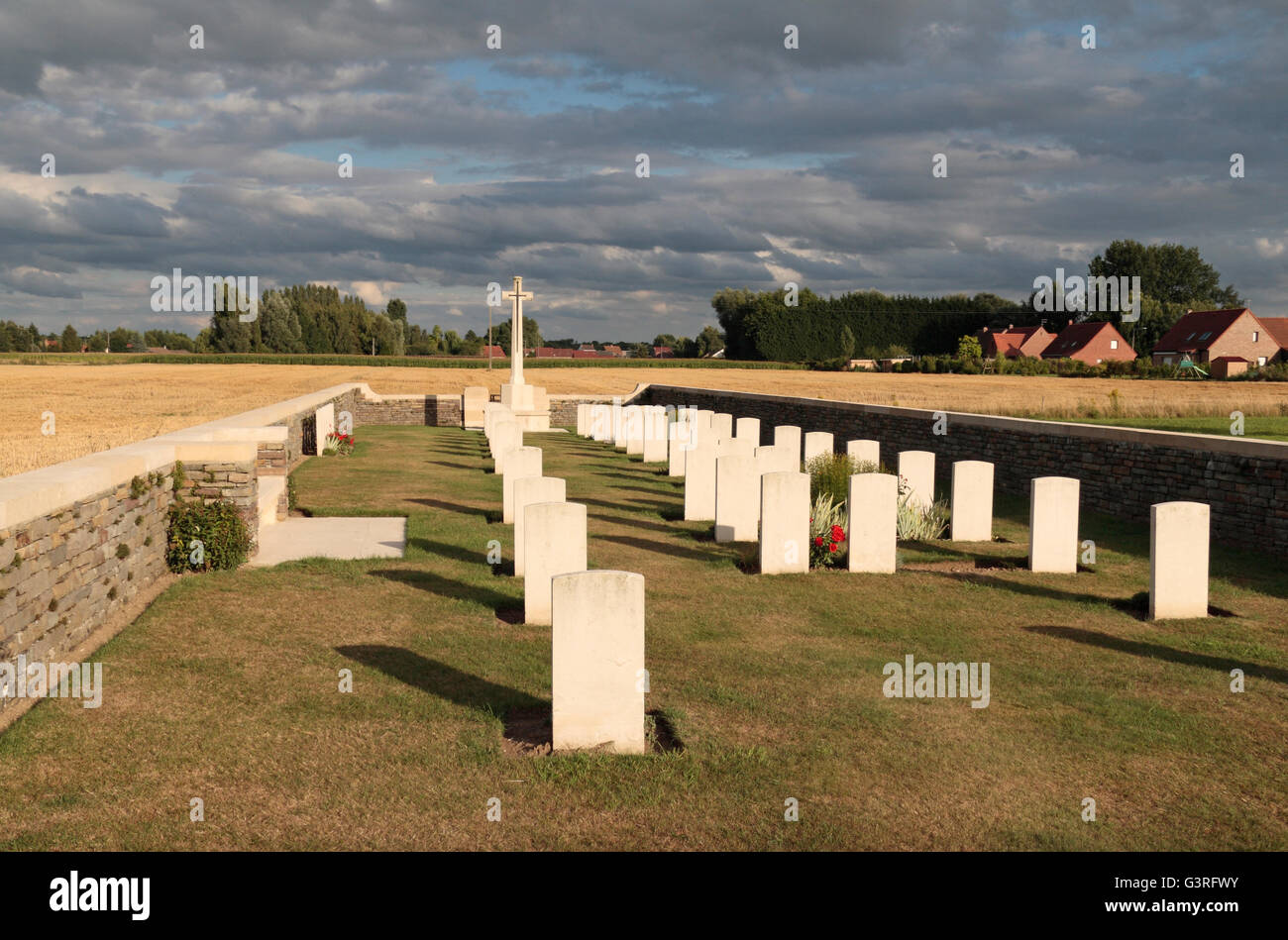 Cross of Sacrifice and headstones in the CWGC Neuve Chapelle Farm ...