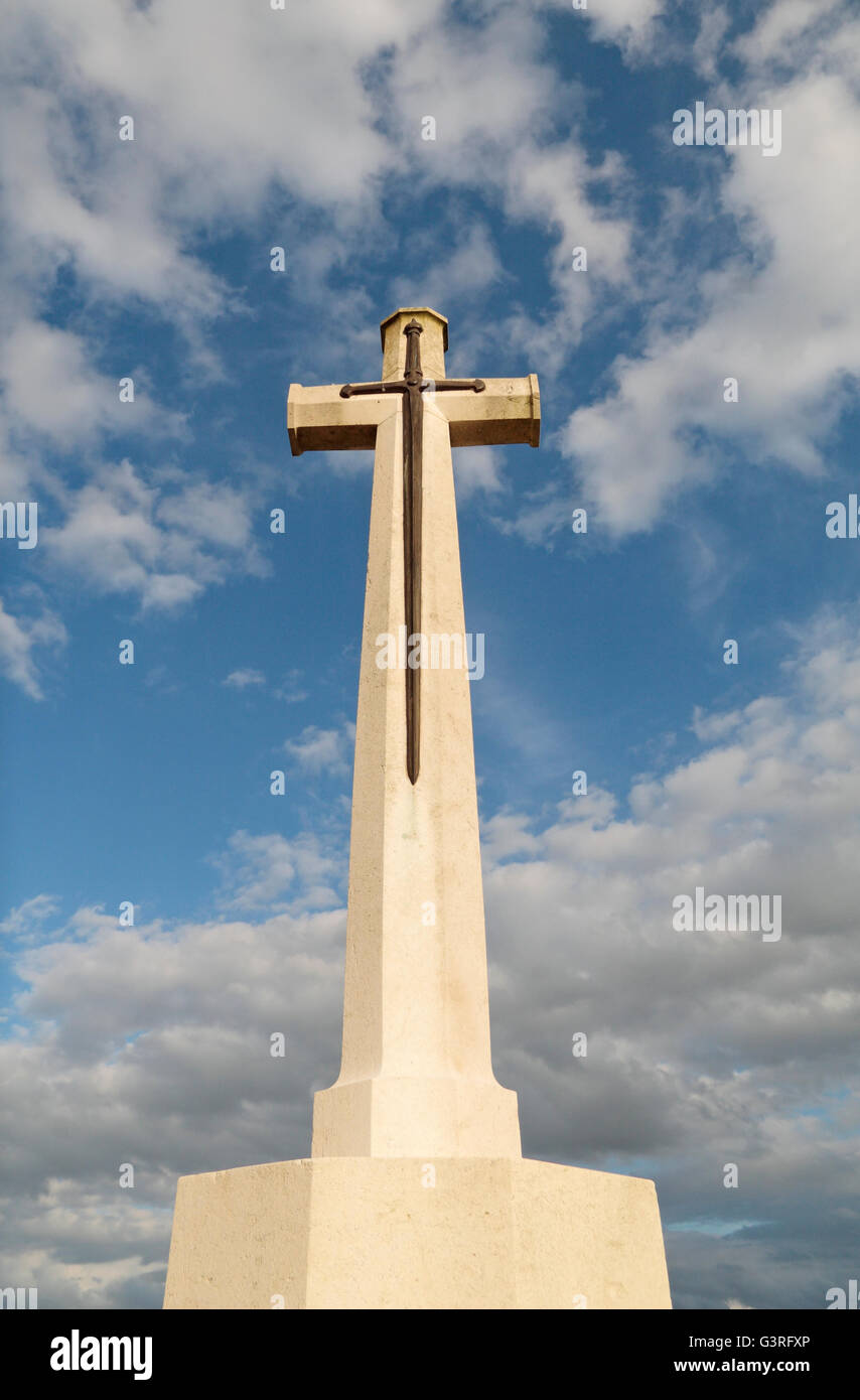Looking up at the Cross of Sacrifice in the CWGC Neuve Chapelle Farm ...