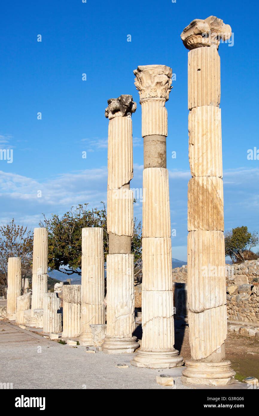 Tall ancient greek columns hi-res stock photography and images - Alamy