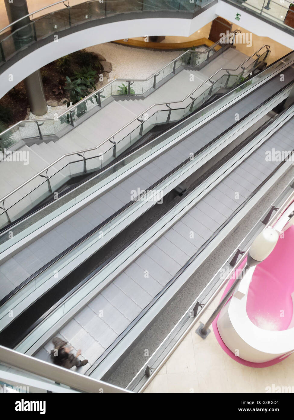 Step type escalator hi-res stock photography and images - Alamy