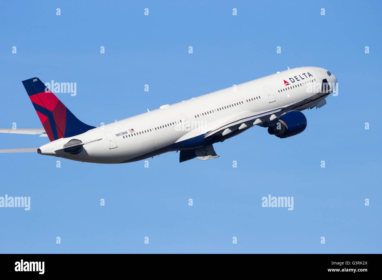 Delta plane airport hi-res stock photography and images - Alamy