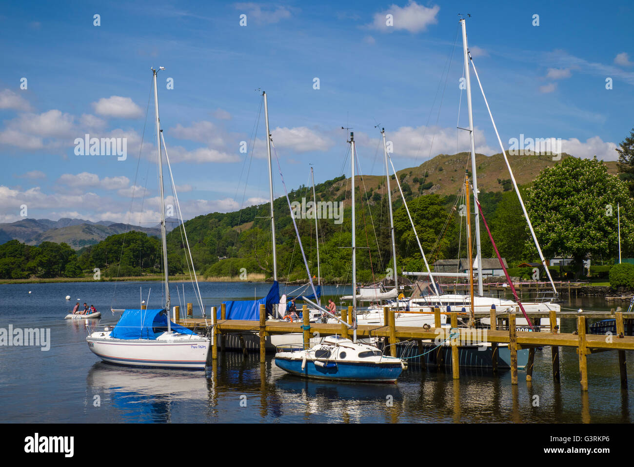Boats ambleside pier waterhead lake hi-res stock photography and images ...