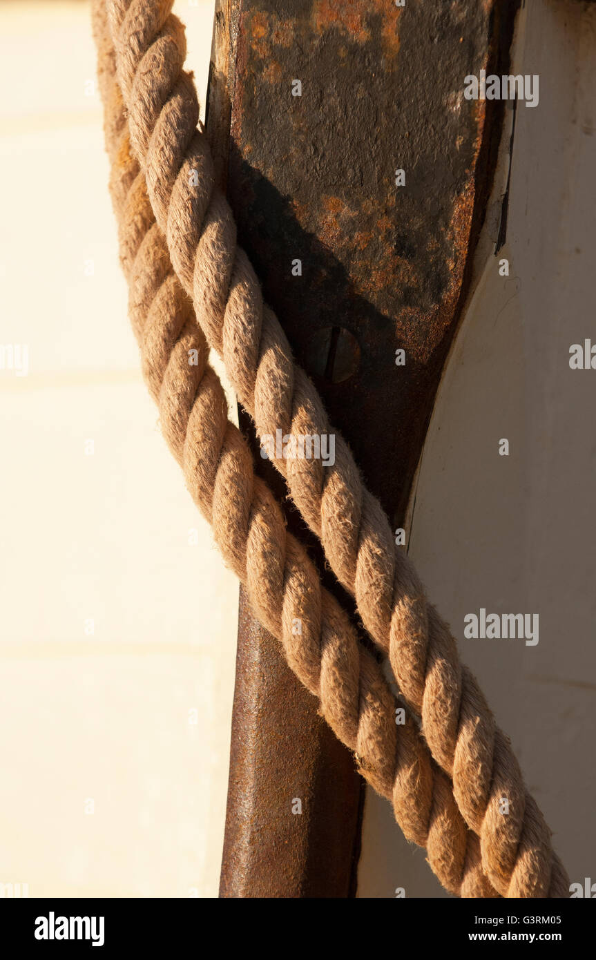 Ropes and rigging on a boat Stock Photo - Alamy